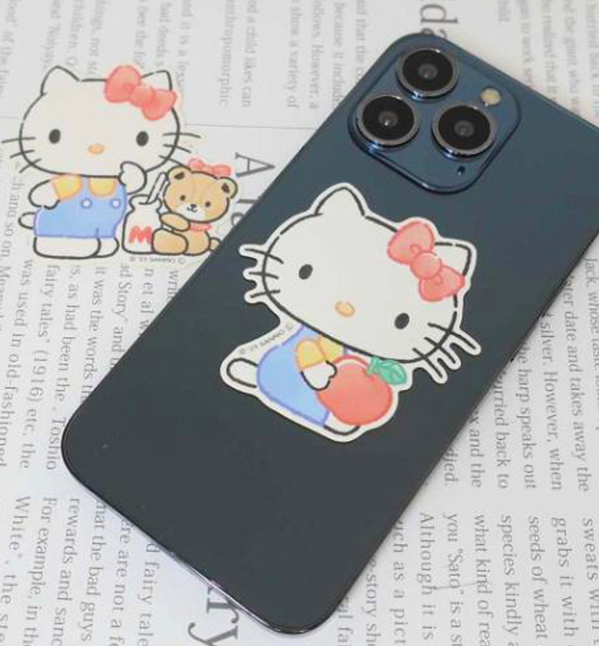 Sanrio Vinyl Sticker [Hello Kitty / Apple]